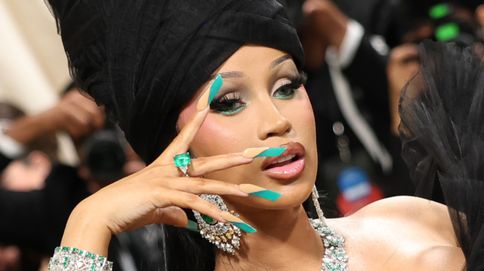 Celebs Who Look Totally Different Without False Eyelashes