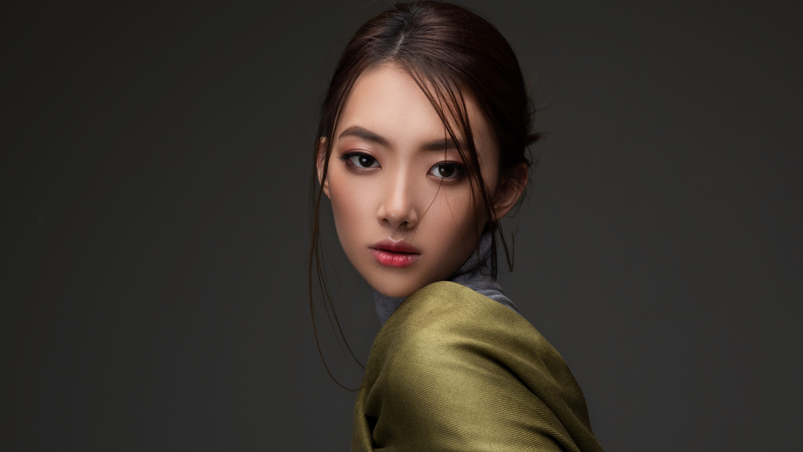 6 Tips To Add Mystery To Your Allure If You Really Want To Intrigue Others