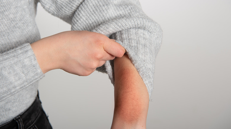 Clothing Items You Should Avoid Wearing On An Airplane