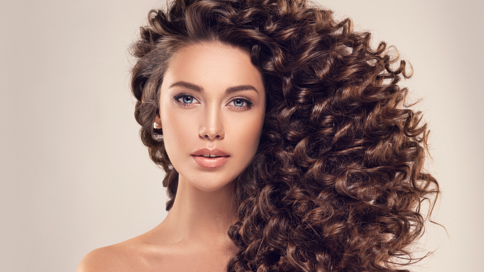 Disco Curls Is The Chic Holiday Hairstyle That ll Make You Stand Out