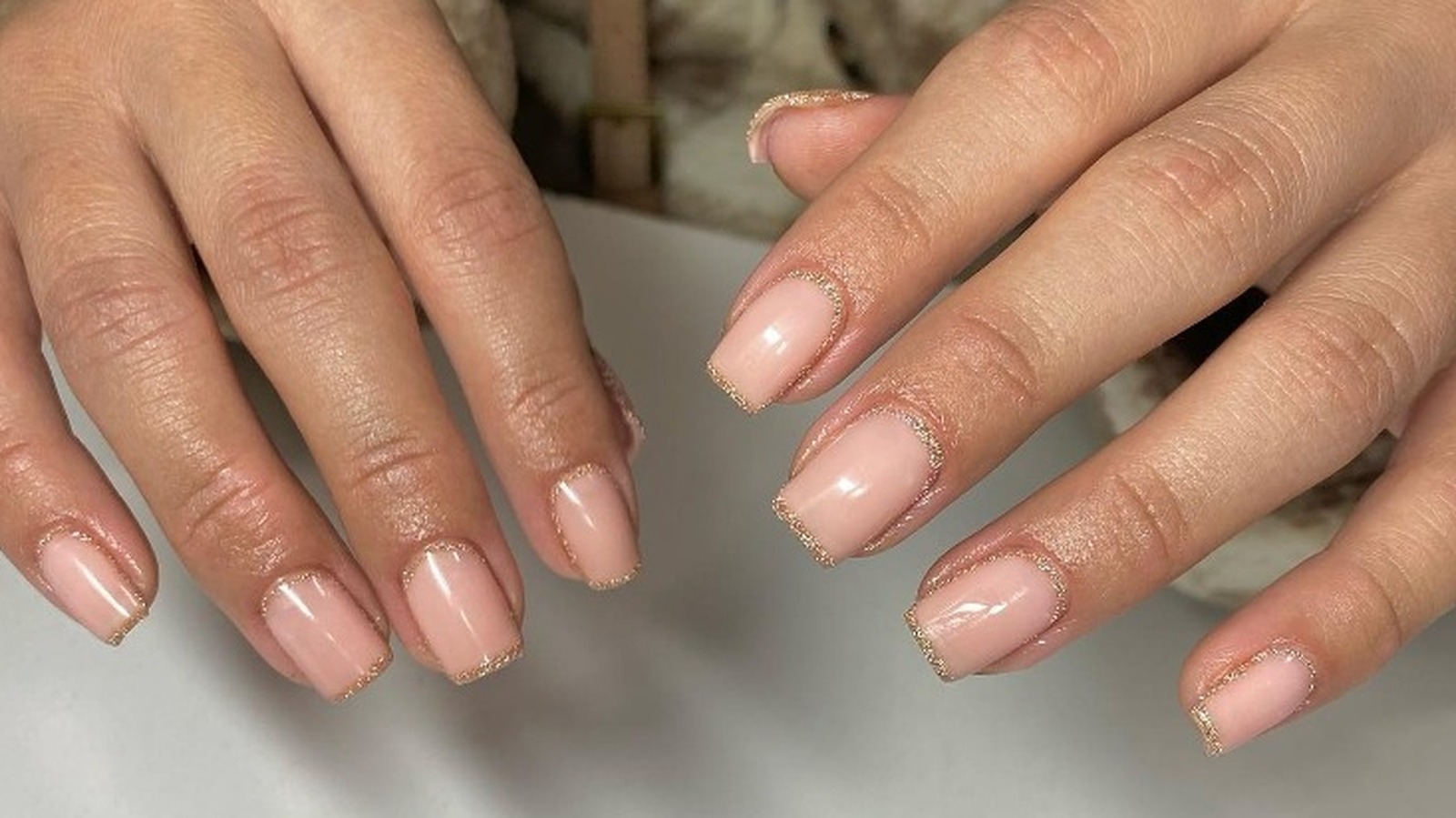 Golden Outline Nails Are Like Hand Jewelry - How To Pull Off The Shiny ...