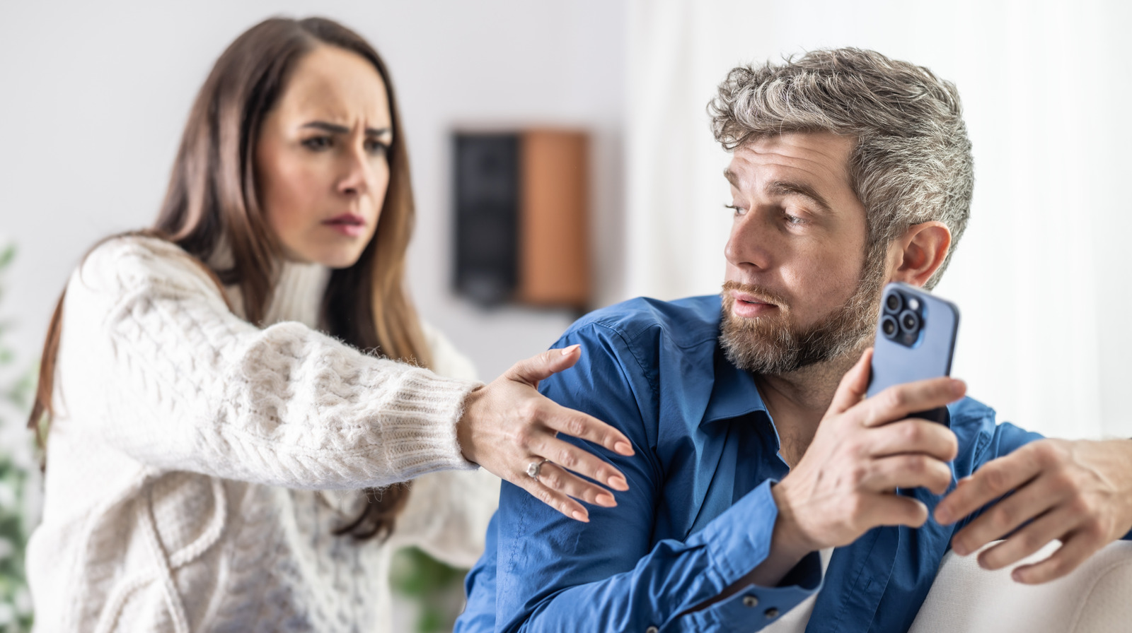 If You Think Someone's Lying To You, Look For These Clues From Our Body Language Expert