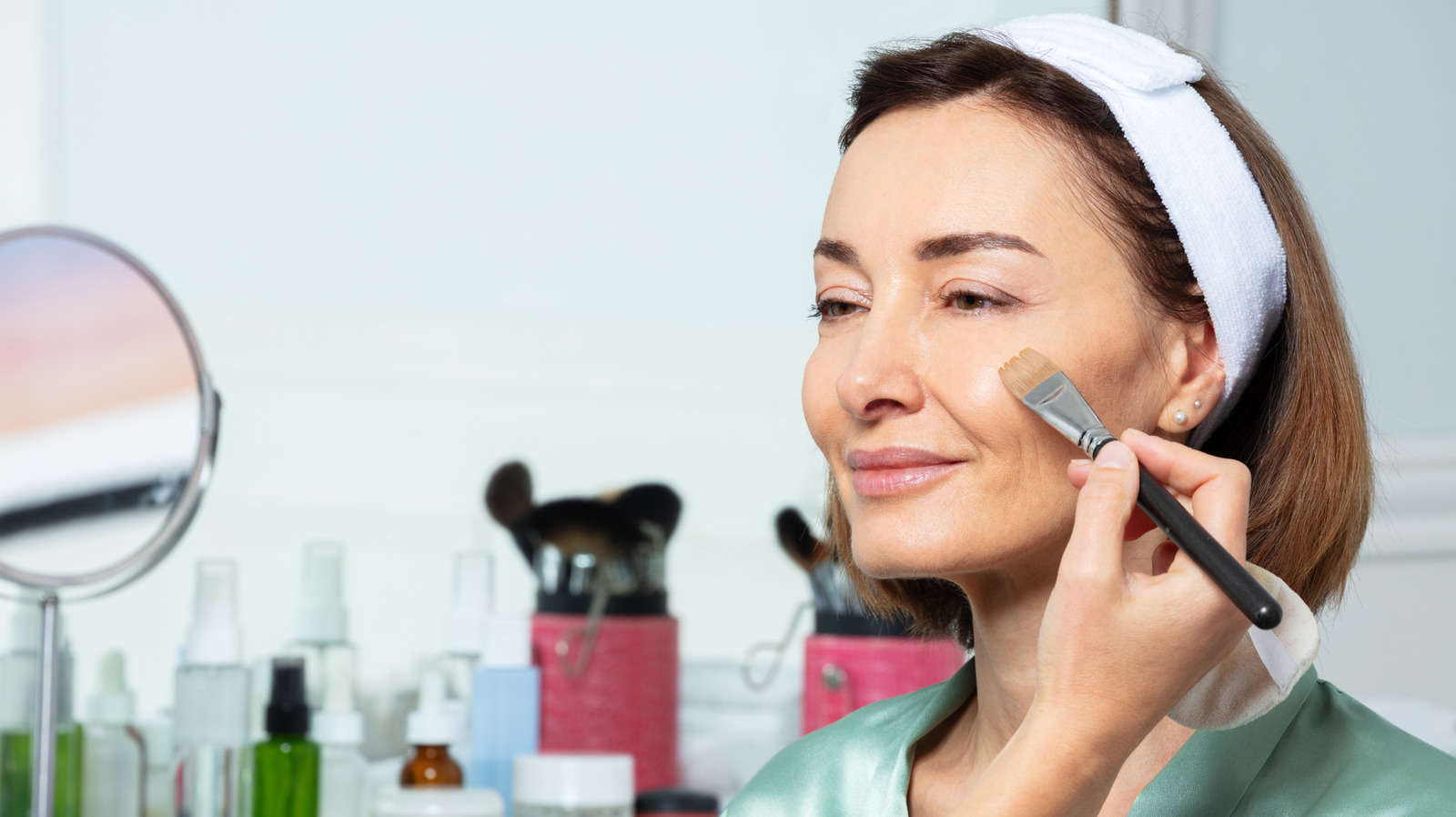 Makeup Artist Tells Us 5 Outdated Techniques That Women Over 40 Should ...