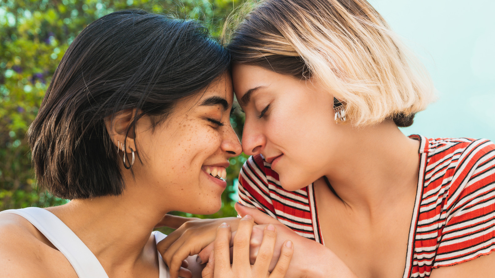 Relationship Expert Details Why Gen Z Is Forgoing Dating Apps In Favor ...