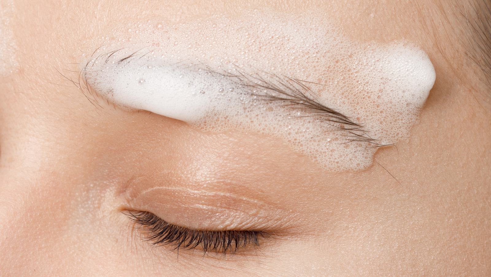 Should You Be Using Brow Shampoo? Here's What To Know