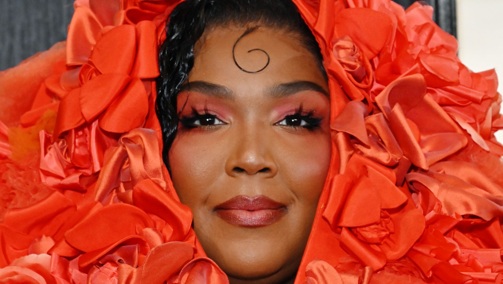 Simple-Yet-Surreal Hair Spirals Are An Unavoidable Beauty Trend Right Now