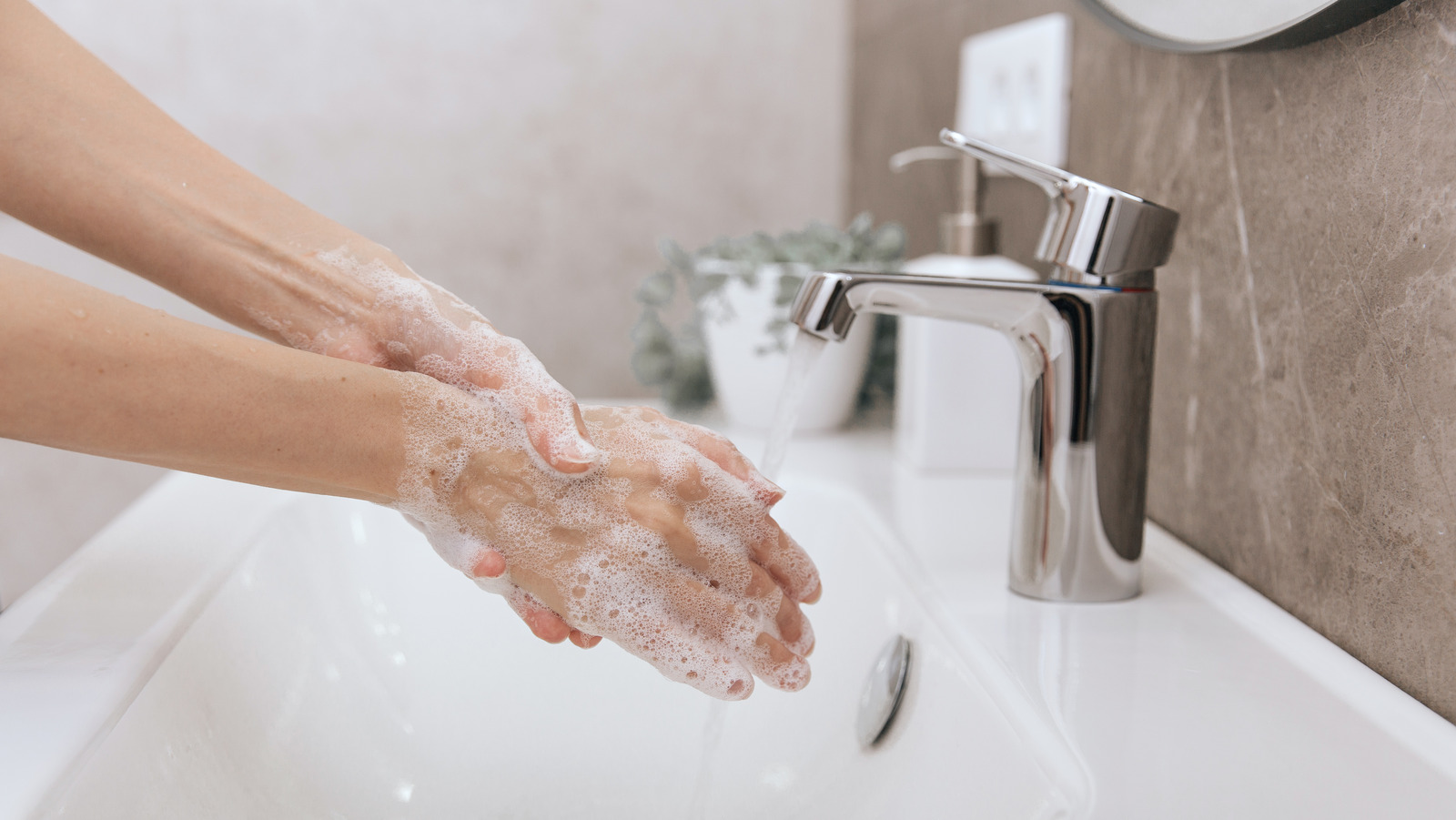 The Post-Handwashing Practice That Will Keep Your Skin Properly Moisturized
