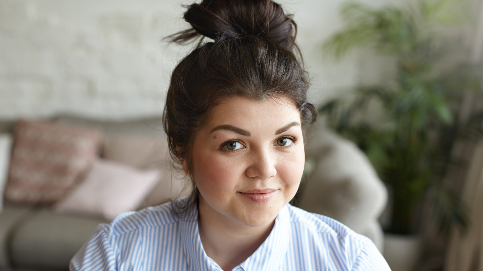 Vertical Contouring: The TikTok-Approved Hack For Round Face Shapes