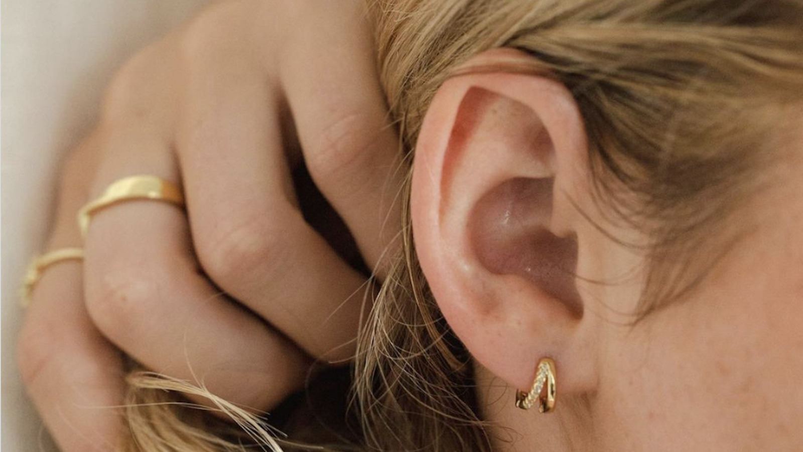 What Are Huggie Earrings And Why Do You Need Them In Your Wardrobe?