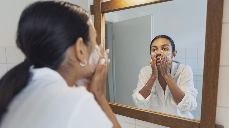 9 Causes For Dry Skin On Your Face & How To Treat Them